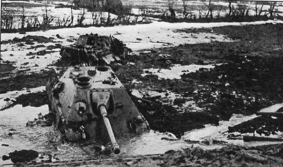 jadgpanzer-stuck-in-mud